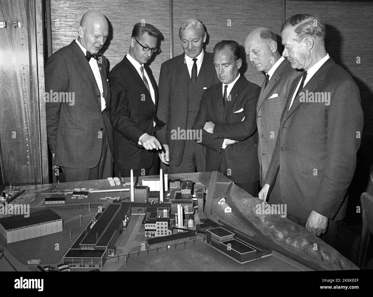 Manager kaaare andersen and merchant ivar huuse photo hi-res stock ...