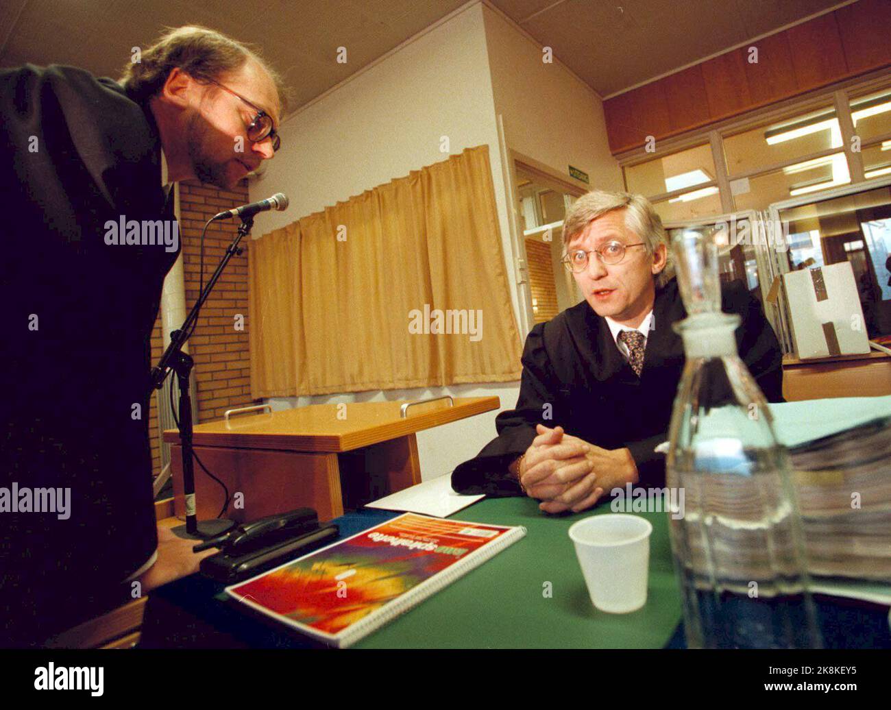 The defendant's lawyer, Arvid Sjødin (t.h.), in conversation with prosecutor Harald Grønlien ...