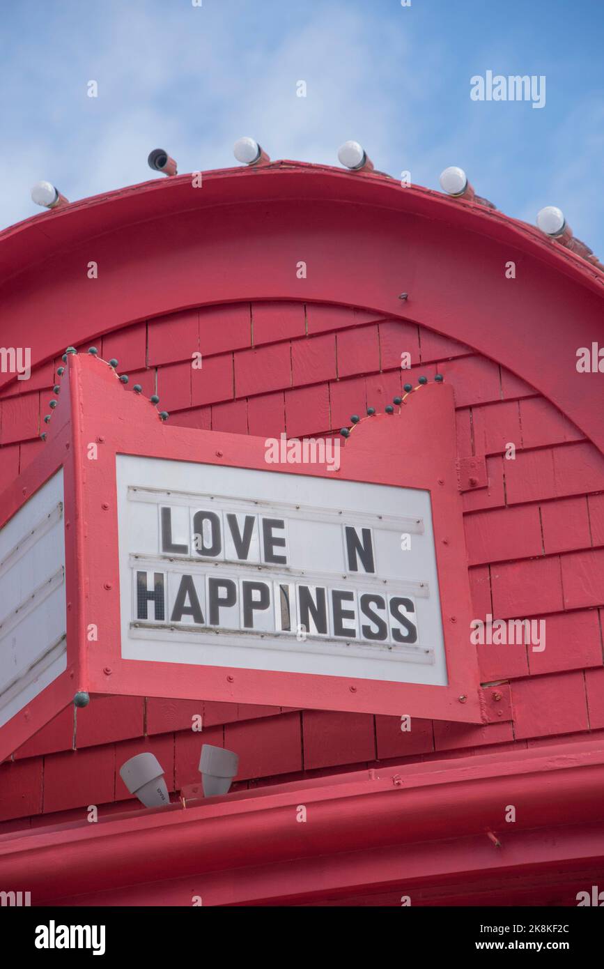 Little red convenience store hi-res stock photography and images - Alamy