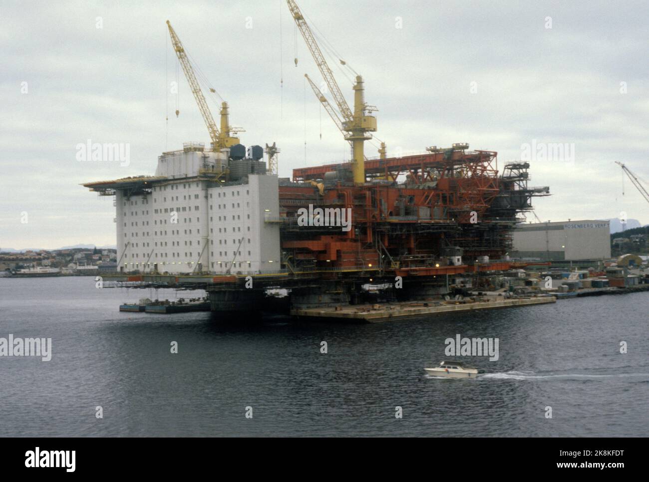 Stavanger 19801102 Top section on the Statfjord B oil platform under ...