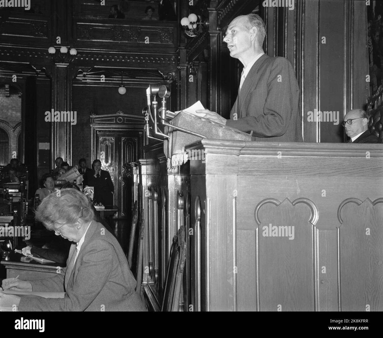 Minister einar gerhardsen on the pulpit in the storting photo hi-res ...