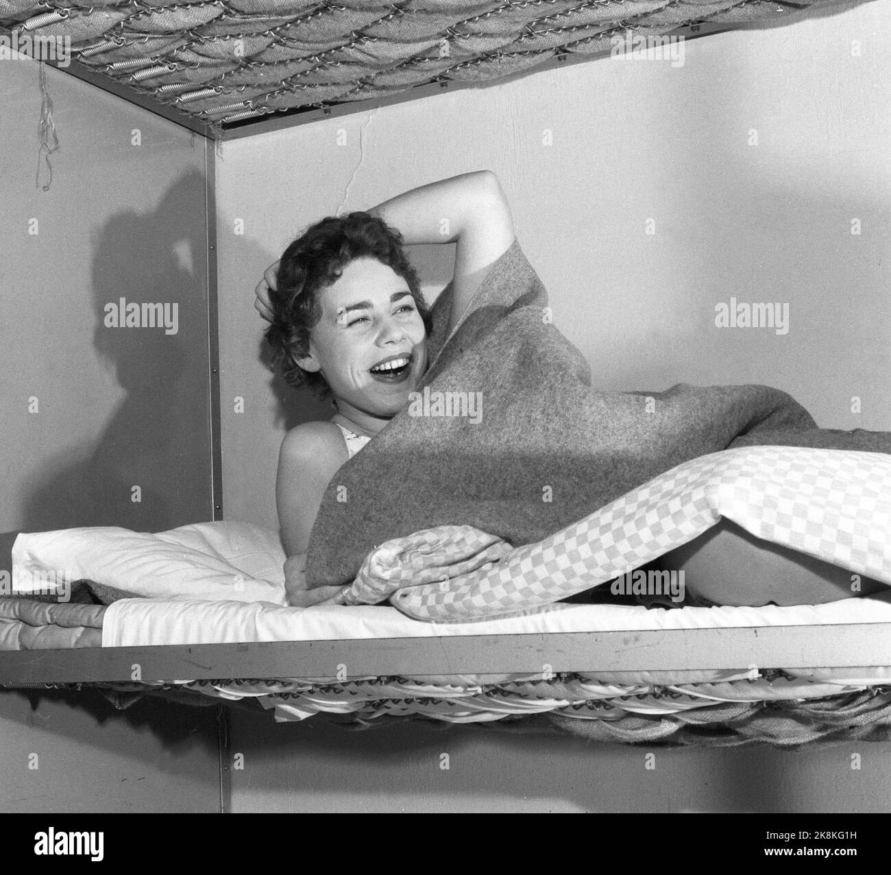 Lahaugmoen at Oslo December 1959. Soldiers in make-up: Women in uniform ...