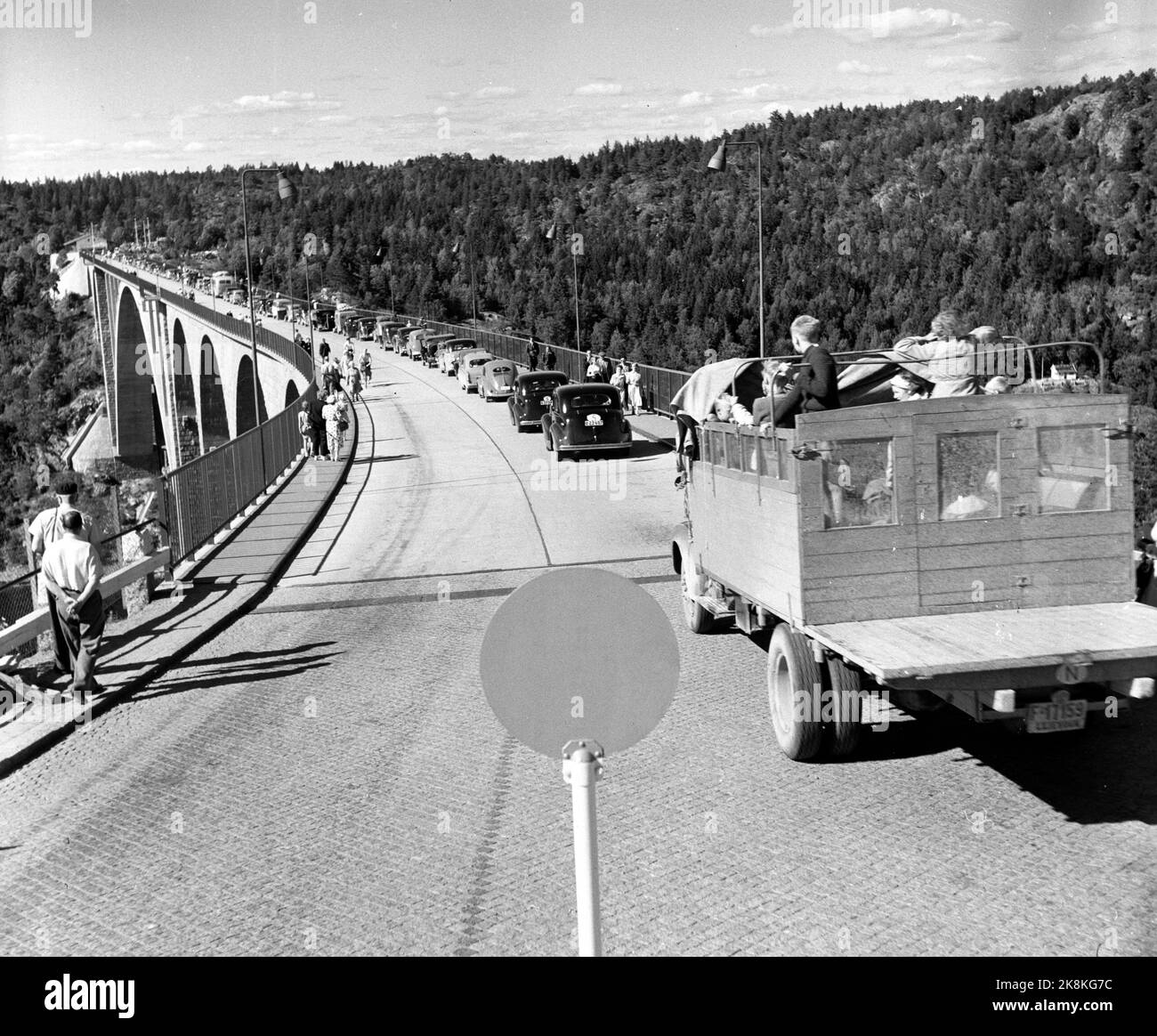 Sverre a borretzen current ntb border trade sugar cars queue hi-res stock photography and images ...