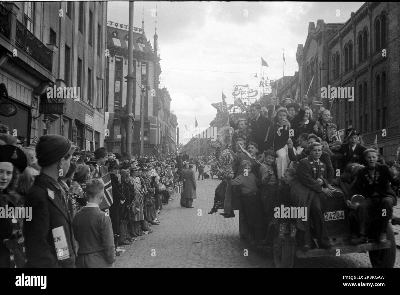 Oslo 19450508: Peace Days May 1945. Liberation Day May 8, Cheers at ...