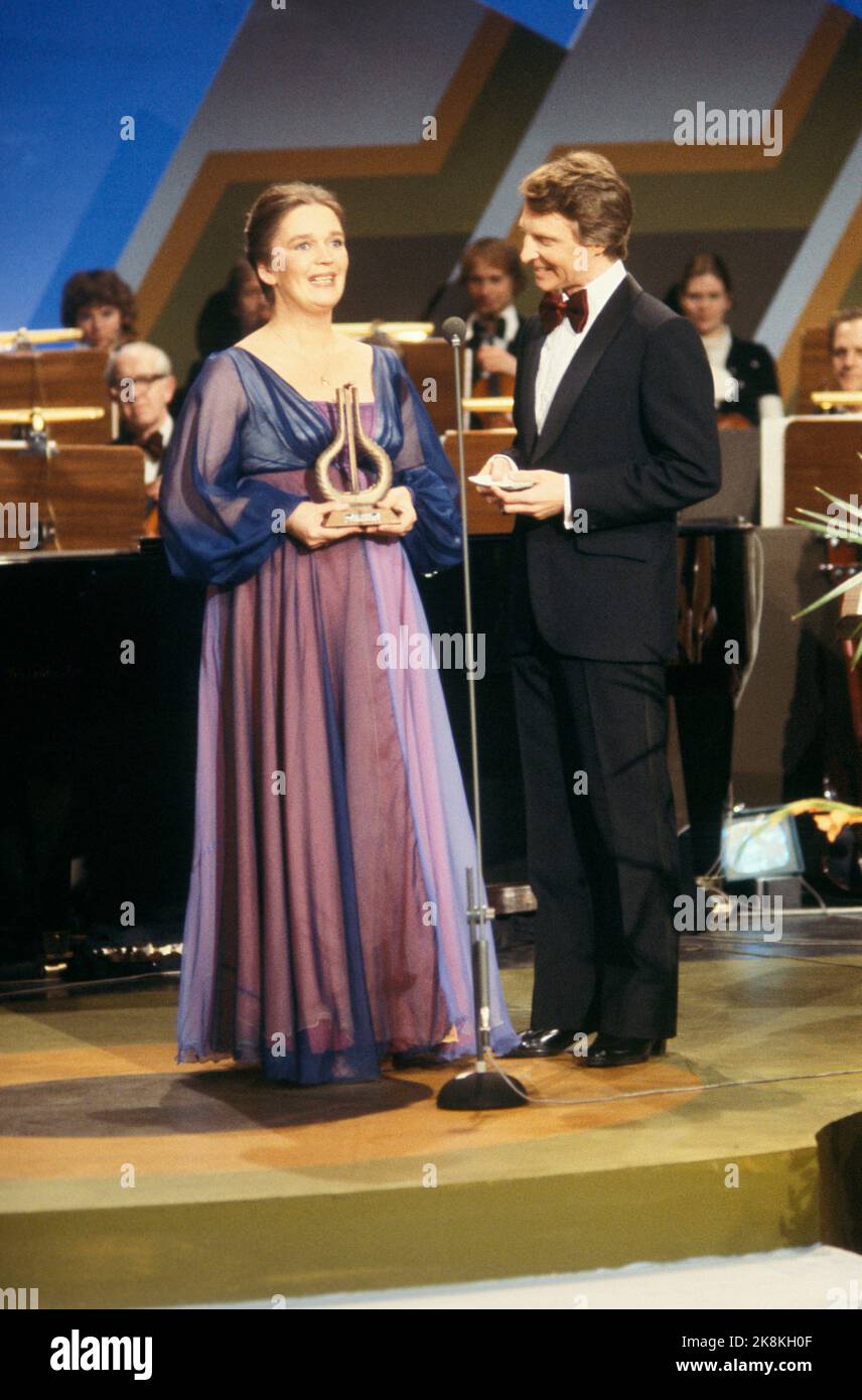 1979 the spellemann prize is awarded by violinist arve tellefsen hi-res ...