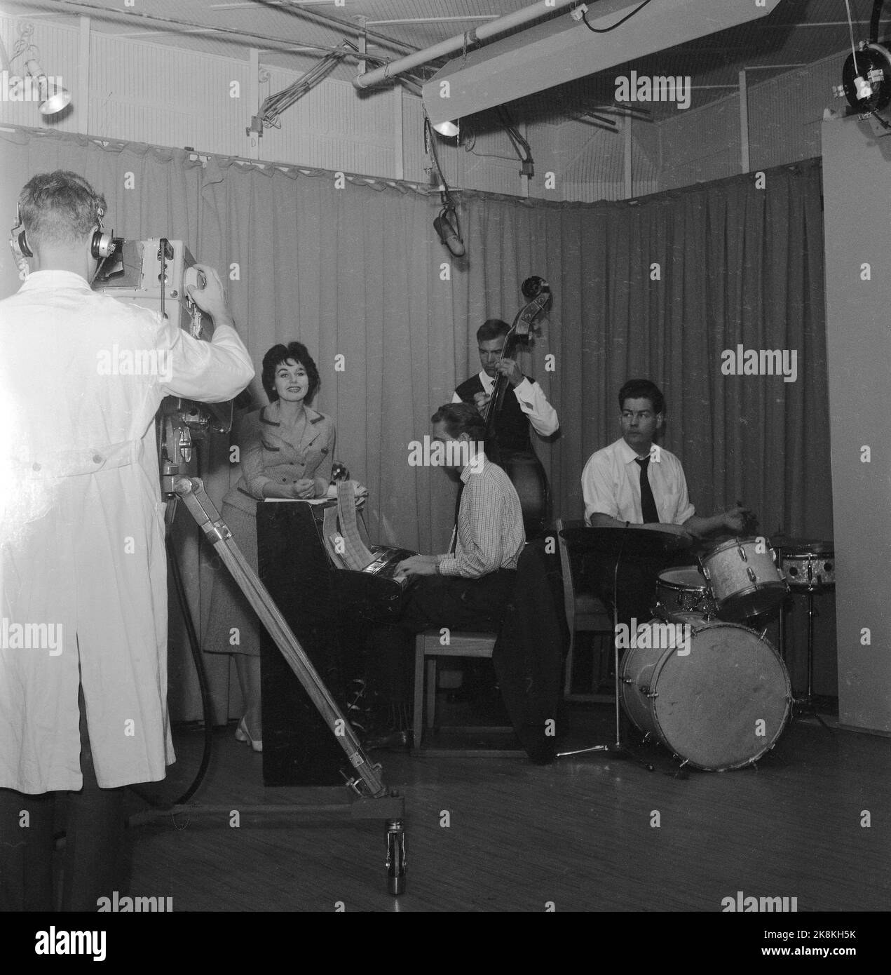 Oslo 19580920 NRK sends the first show on television. Liv Wilse and ...