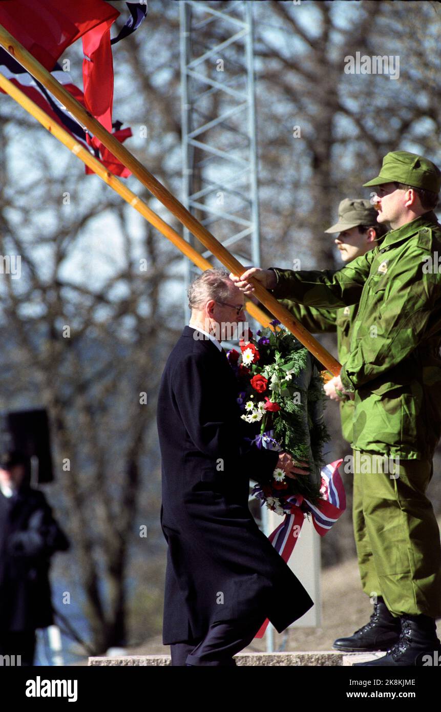 Drøbak, Oscarsborg April 9, 1990. Prime Minister Jan P. Syse puts a ...