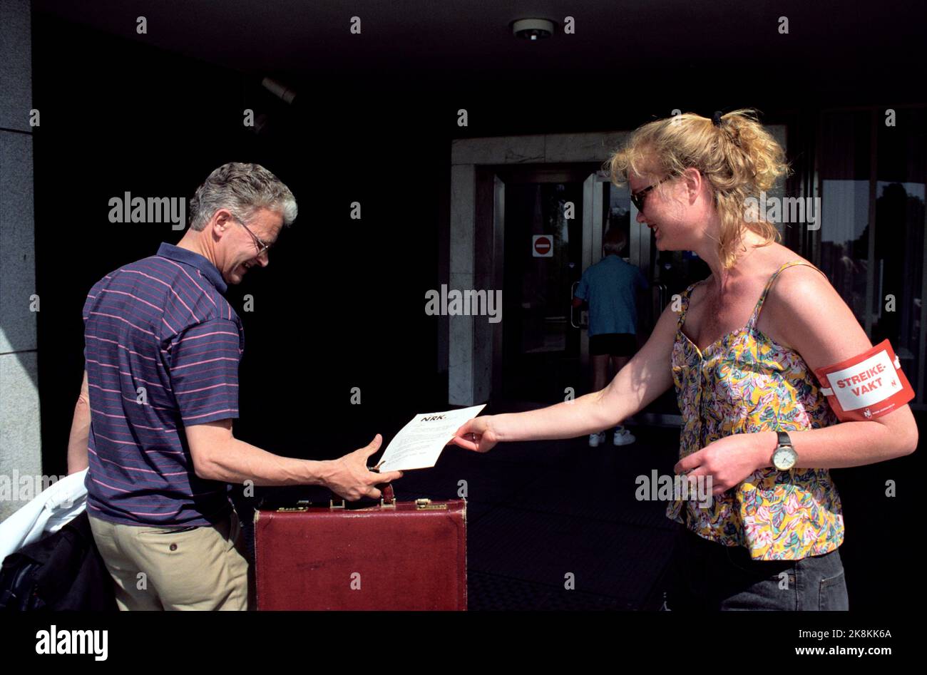 Oslo. NRK-Strik 1993. Broadcasting Manager Einar Førde is met by strike ...