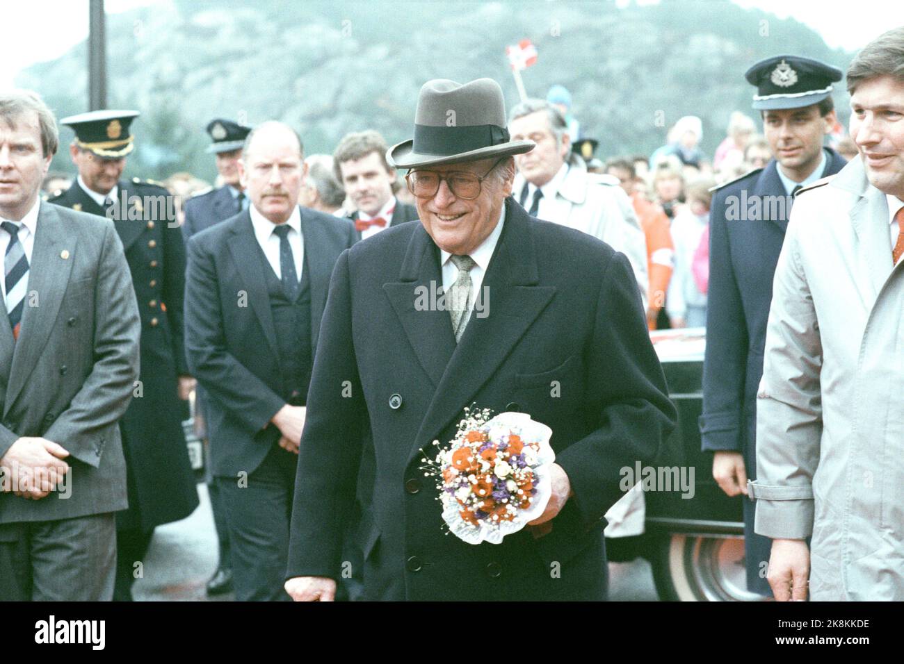 Bergen 19890330. King Olav opens the crane that leads the oil from ...