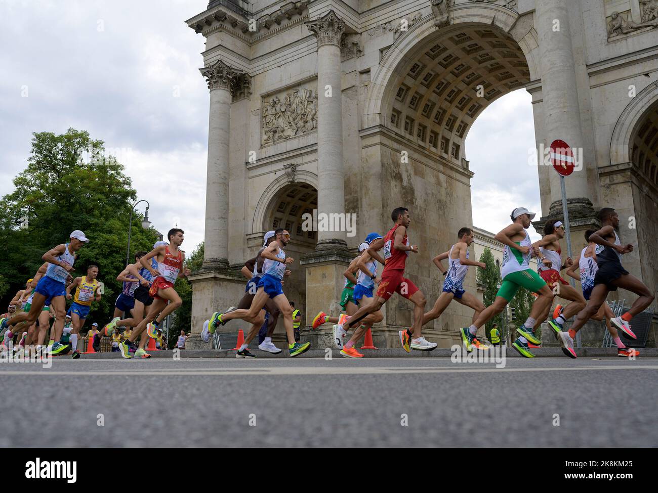 Feature, group, runners in front of the Siegestor, men's marathon, on ...
