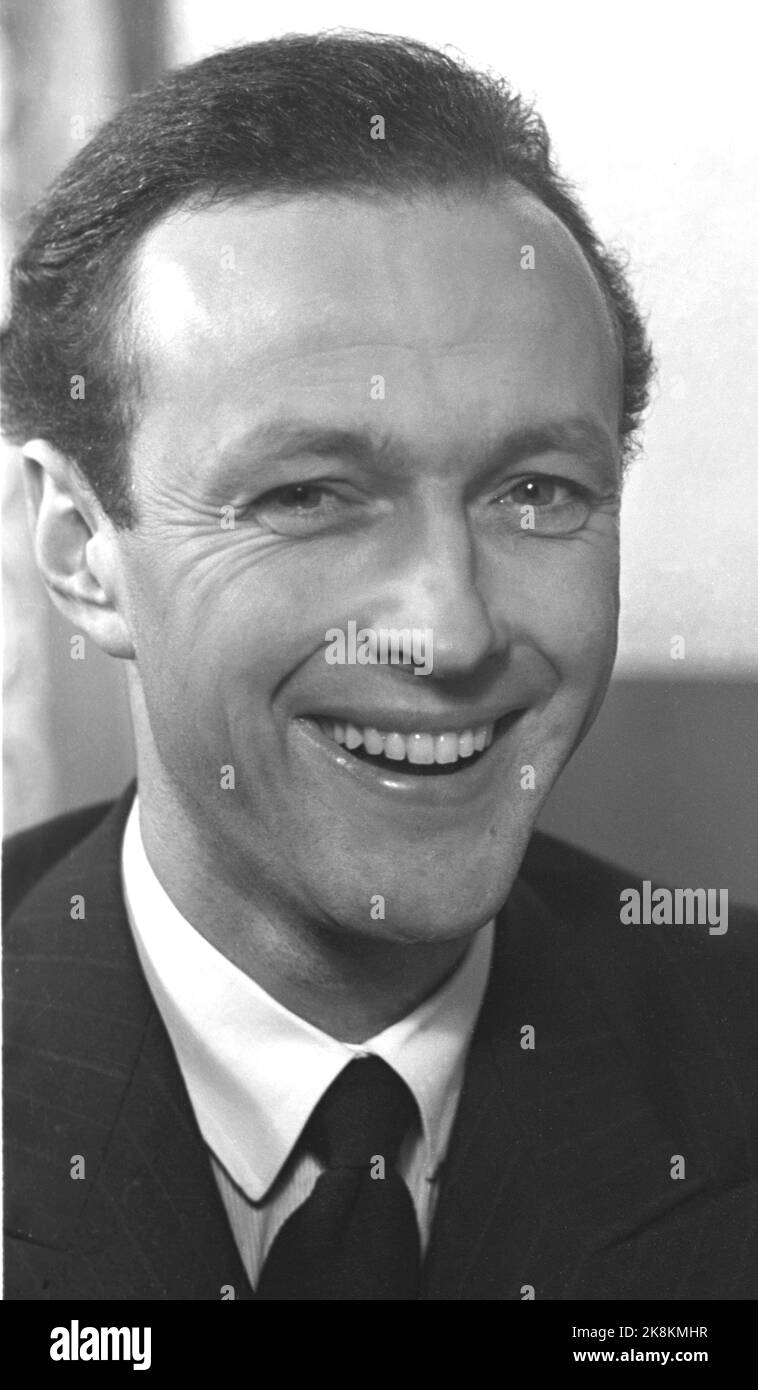 Oslo 19470347 actor frank robert smiles photo hi-res stock photography ...