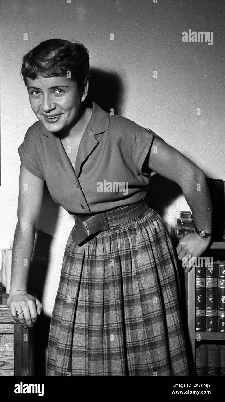 Oslo 1954. "Nine new film faces." Actress Kari Sundby. Photo: Sverre A ...