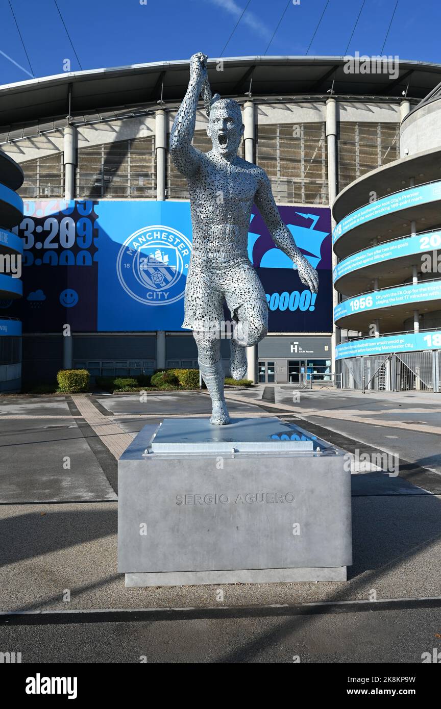 Manchester city football statue hi-res stock photography and images - Alamy