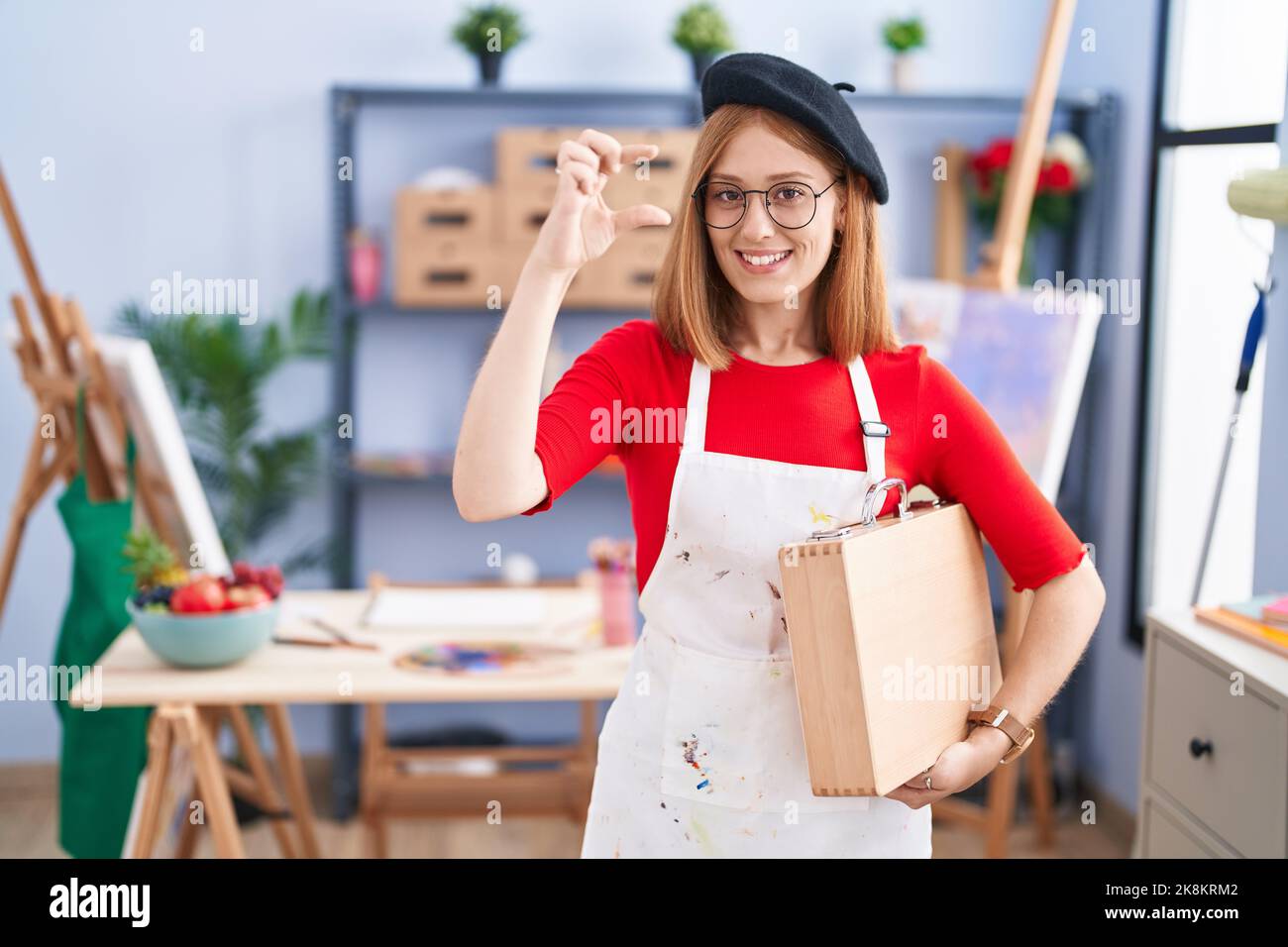 Artist measuring thumb hi-res stock photography and images - Alamy