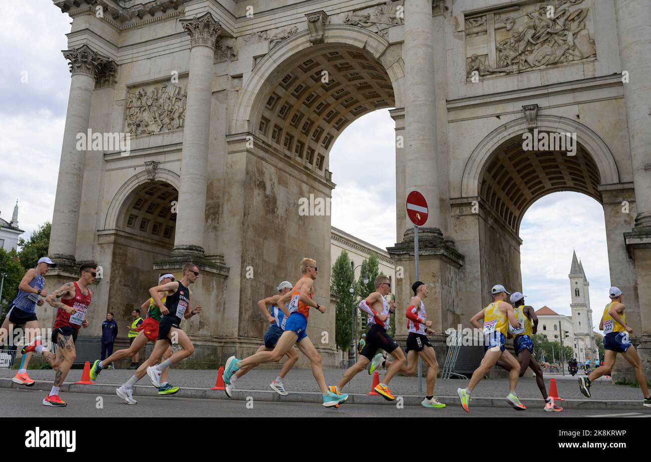 Feature, group, runners in front of the Siegestor, men's marathon, on ...