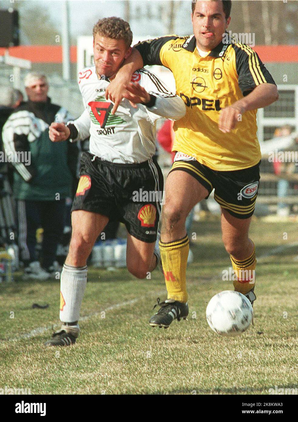 Lillestrøm 19970419. Vegard Heggem, RBK (TV) in duel with LSK's Frank ...
