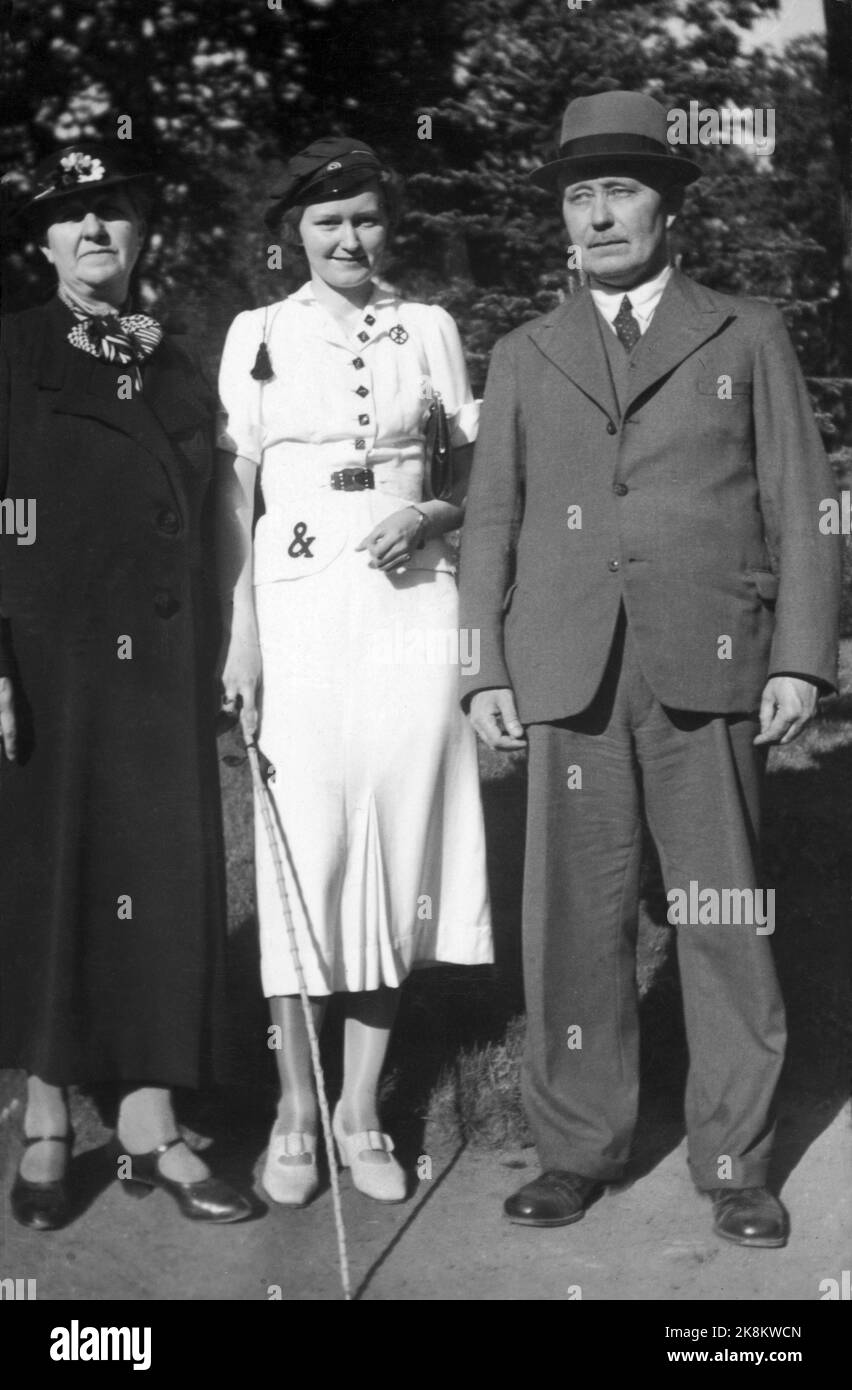 Oslo 19370518. Russ in 1937, young woman photographed between mother ...