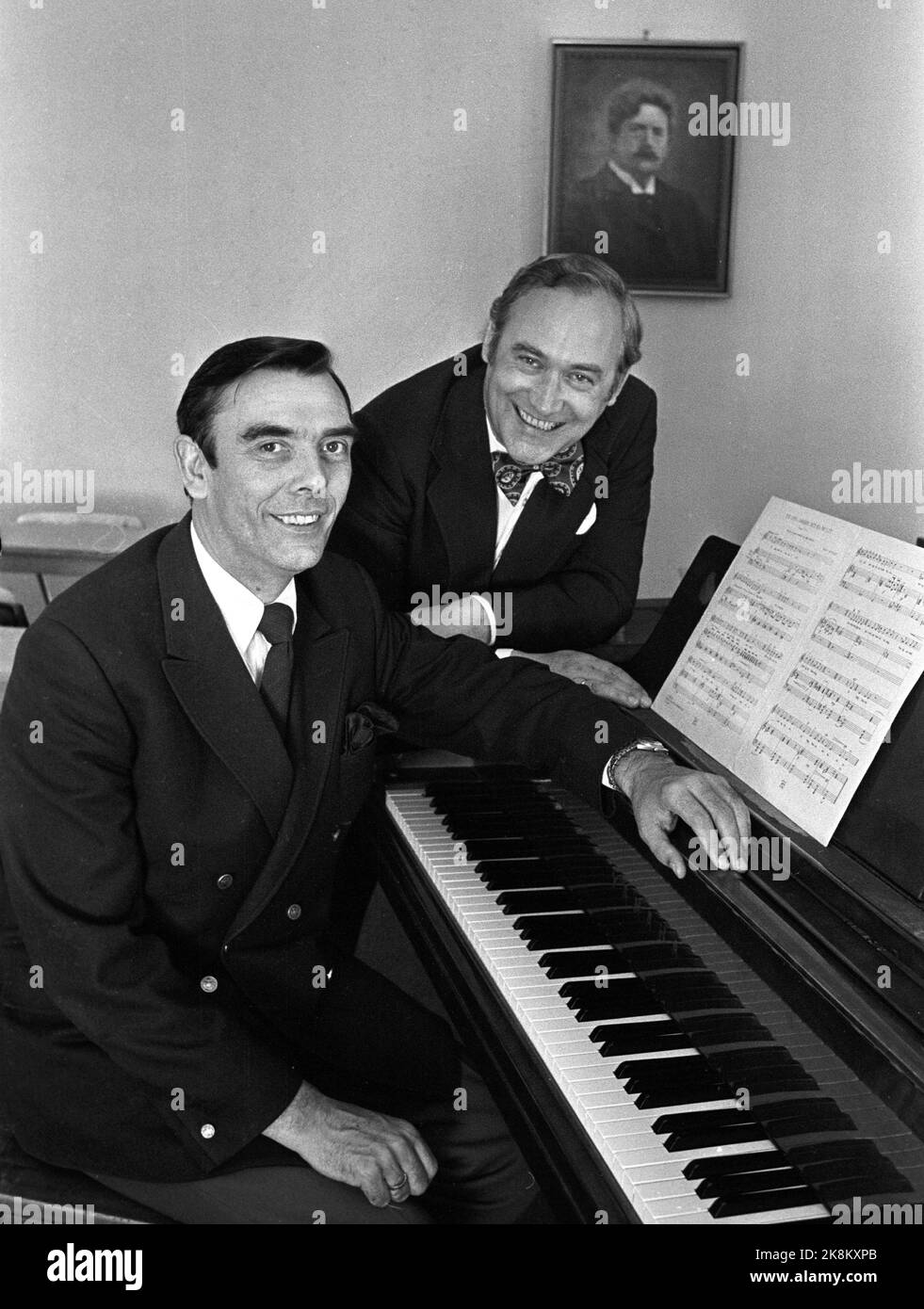 Oslo 19740531 singer olav eriksen at the grand piano photo Black and White Stock Photos & Images ...