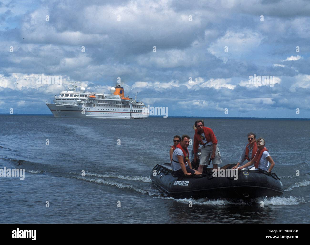 Exkursionen mit dem Schlauchboot von der MS Bremen aus auf dem Amazonas-FLuss. Excursions from ...