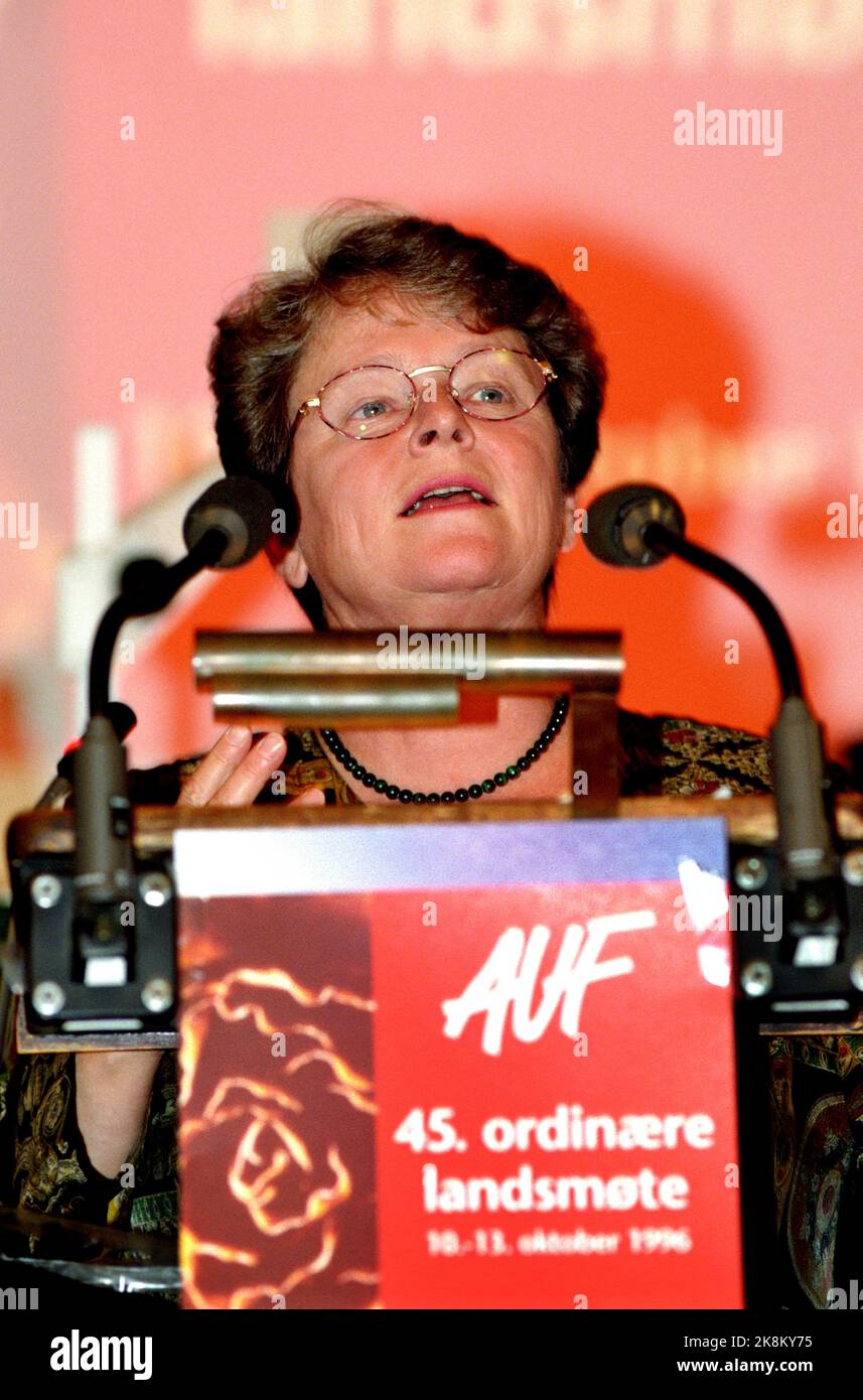 Oslo 19961011. Prime Minister Gro Harlem Brundtland (Ap) on the pulpit ...