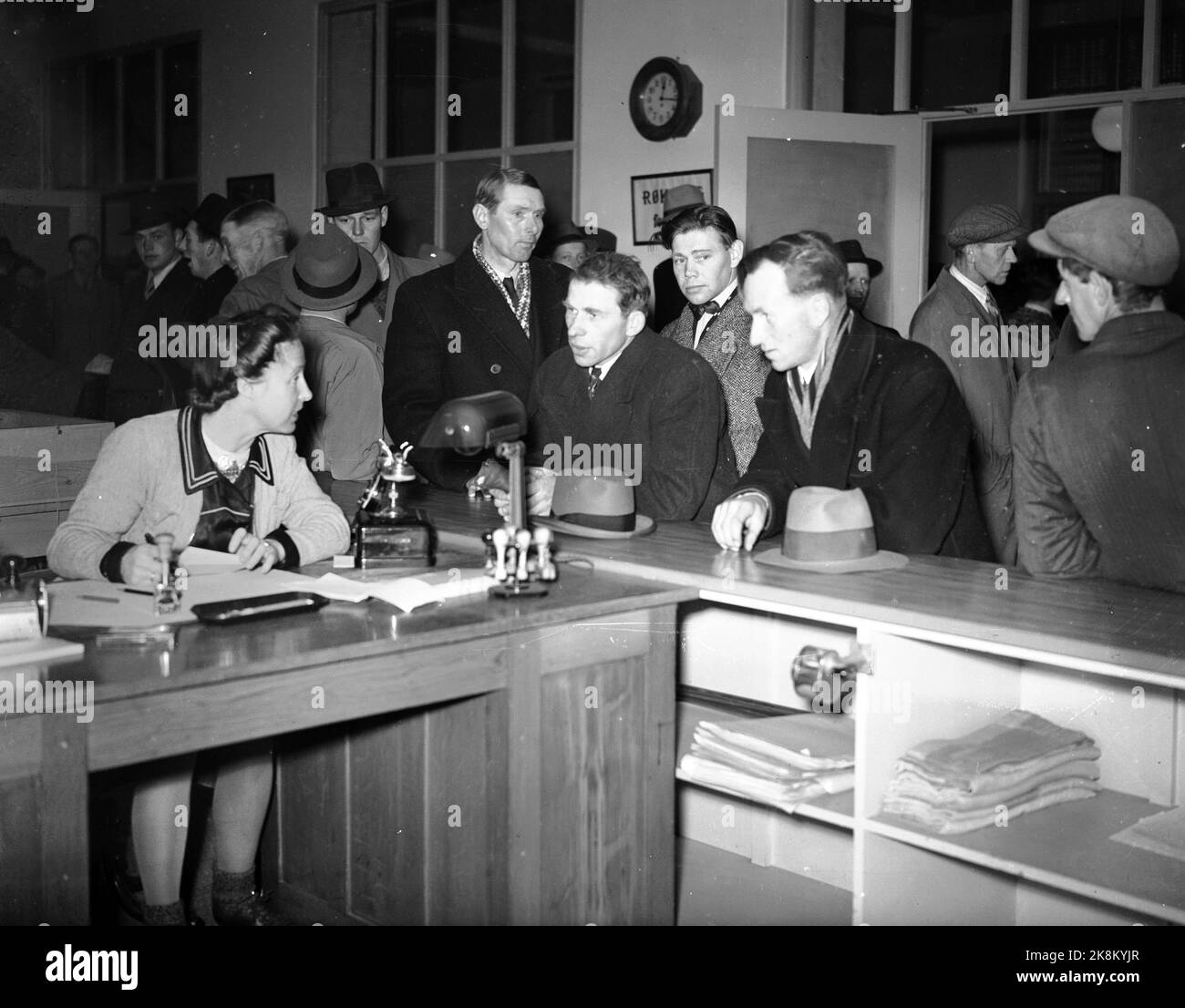 Ww2 oslo 19440414 queue at the labor office photo hi-res stock ...
