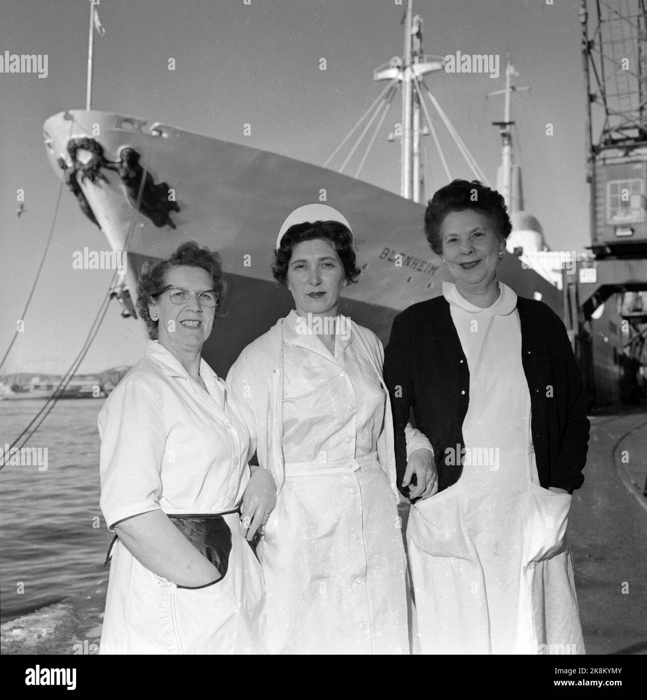 19620317 women in marine life hi-res stock photography and images - Alamy