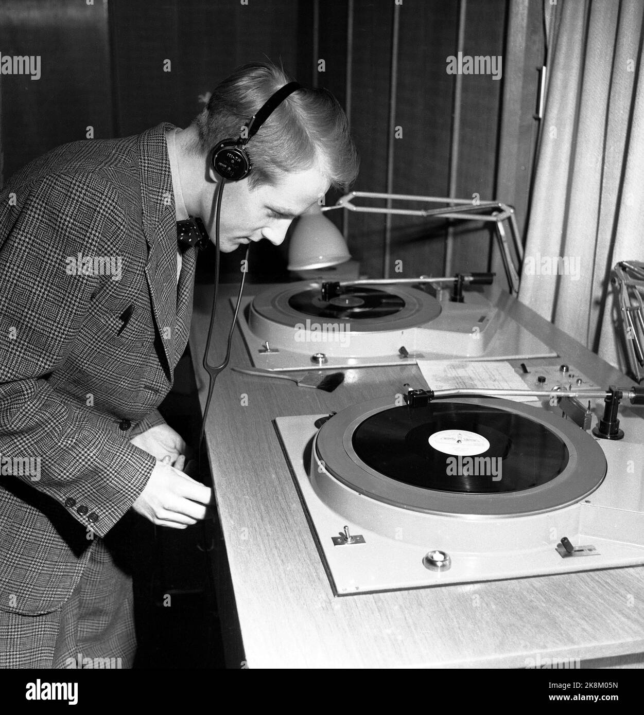 Oslo 19550322 Spilling plates in NRK Radio. Technician with headphones ...