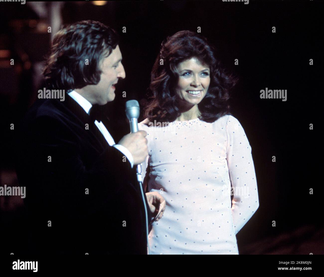 Oslo 1977. The Spellemann Prize is awarded. Here Wenche Myhre (t.h ...