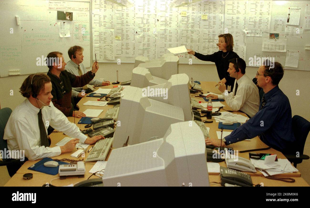 Oslo 19971203 El-Børsen Nord Pool ASA. People who work at computers ...