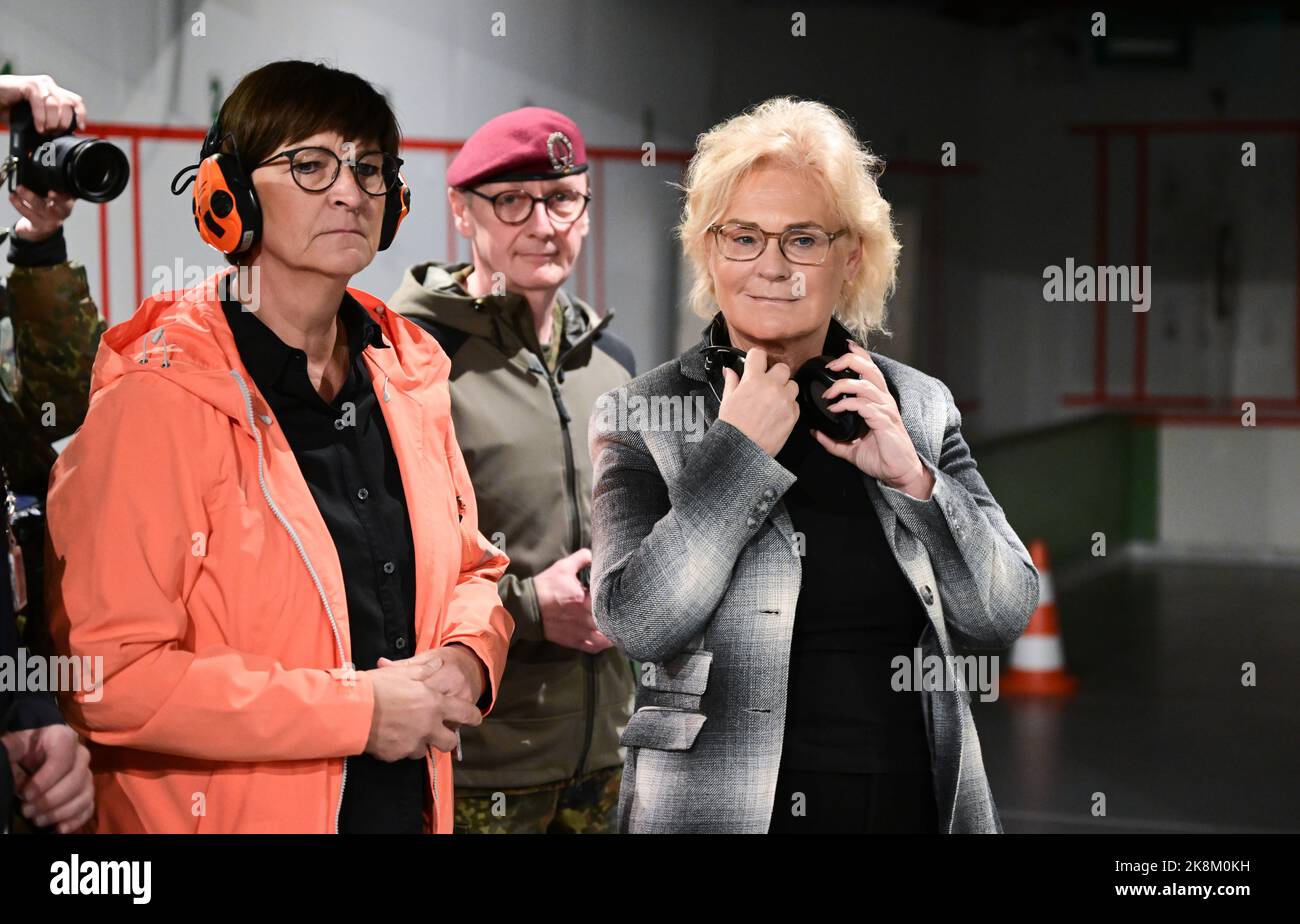Calw, Germany. 24th Oct, 2022. During her visit to the Special Forces ...