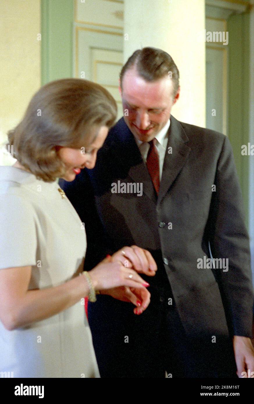 Oslo 19680321. Crown Prince Harald and Sonja Haraldsen have a press ...