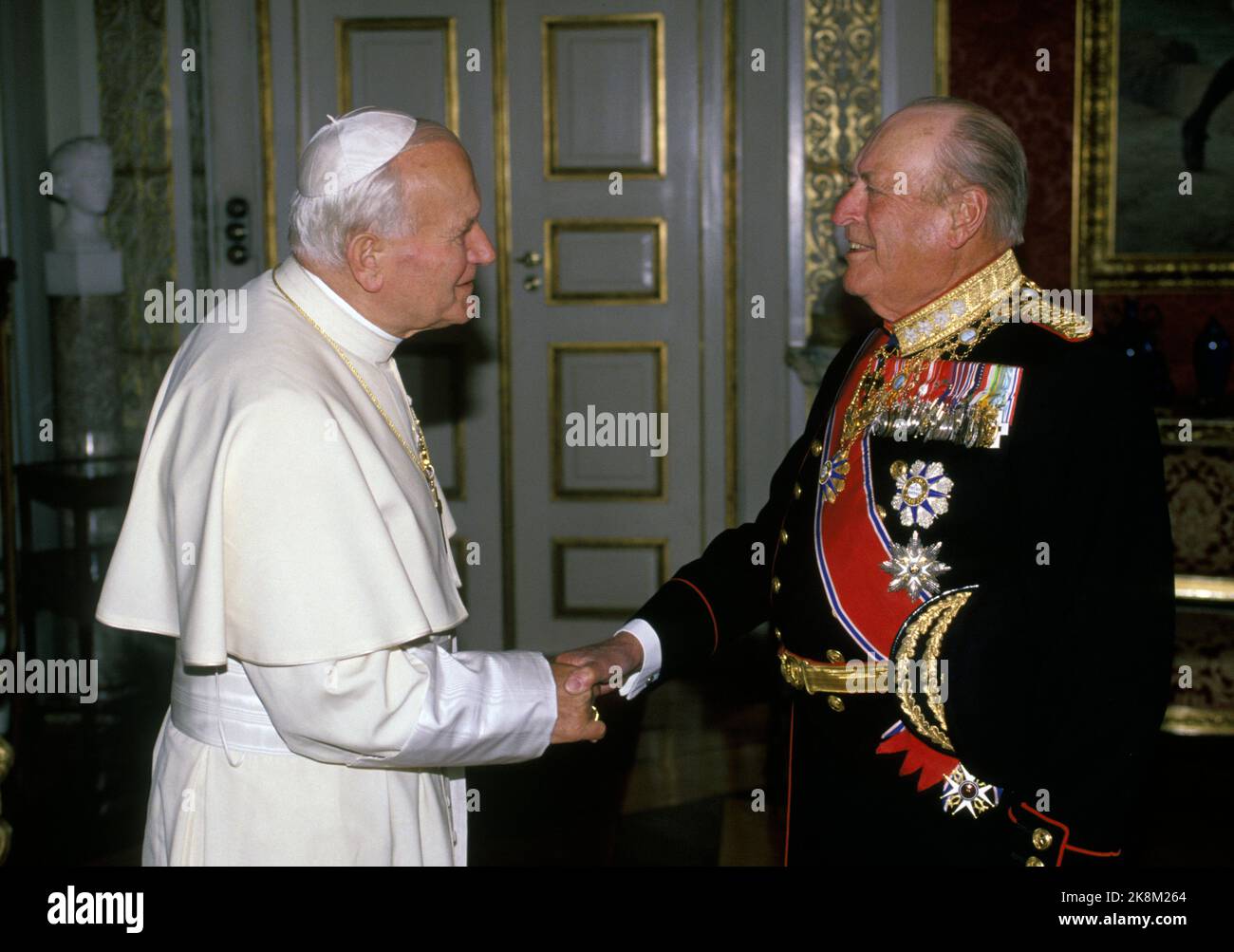 Knut falch ntb the norwegian royal house pope profile handshake hi-res ...