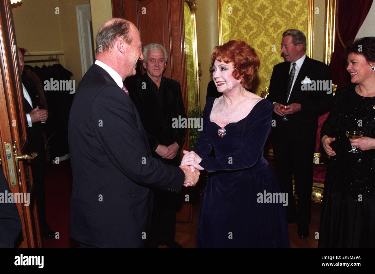 King harald wenche foss congratulates the show photo hi-res stock ...