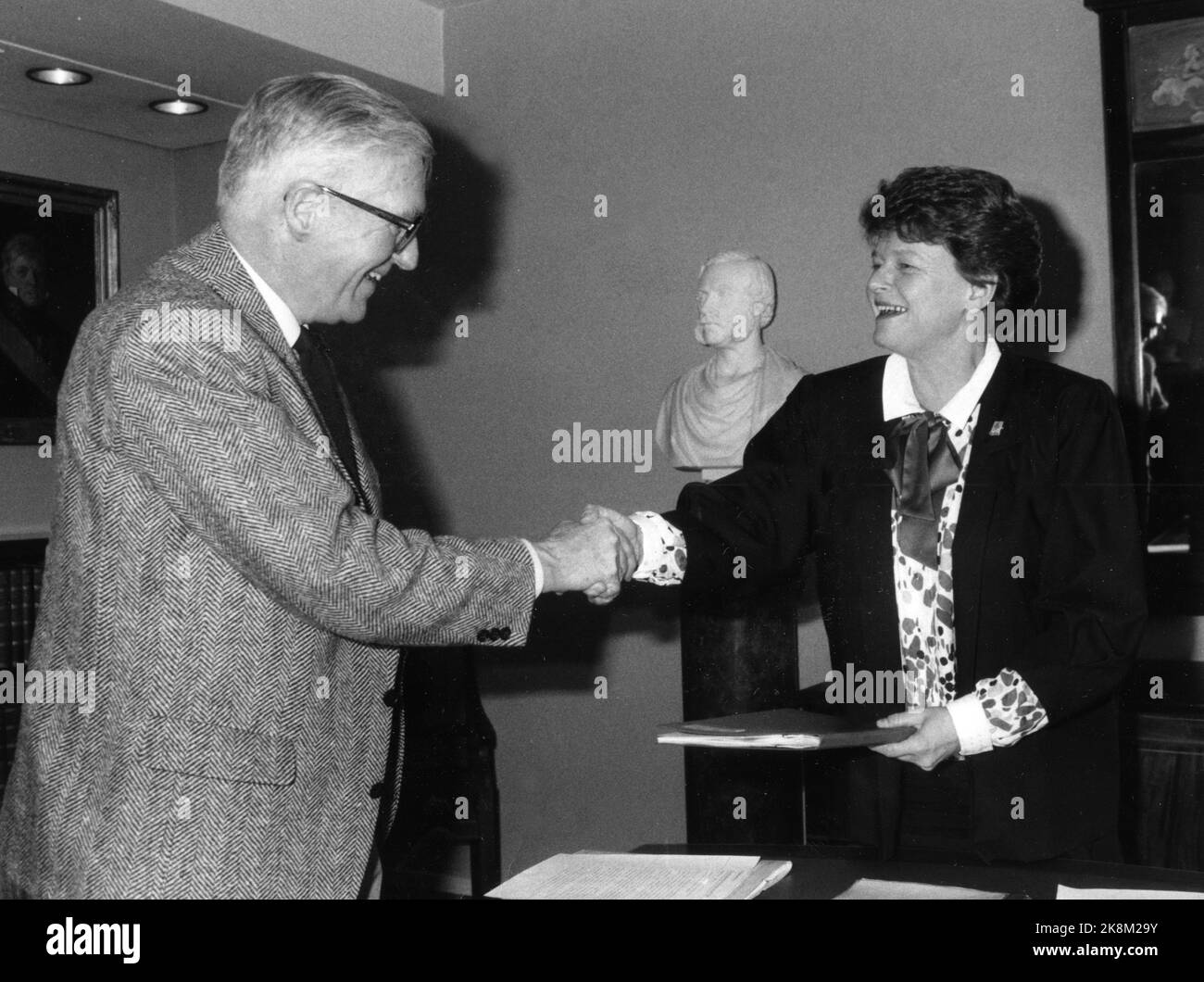 Oslo19870326. State Physical Fredrik Mellbye handed over a report on ...