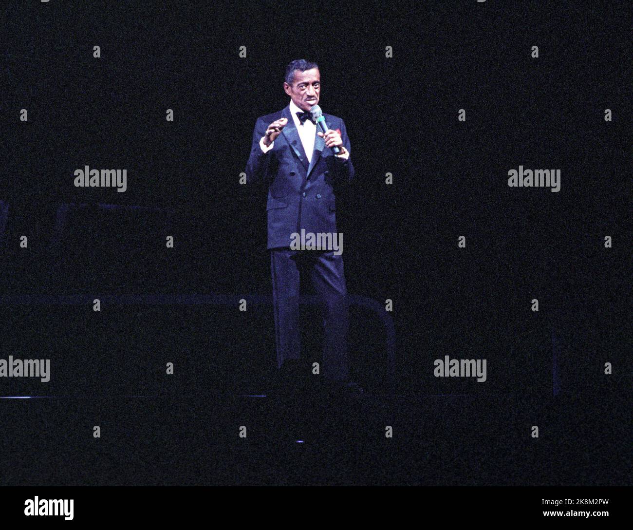Oslo 19890413. Sammy Davis jr. On stage during the concert in ...