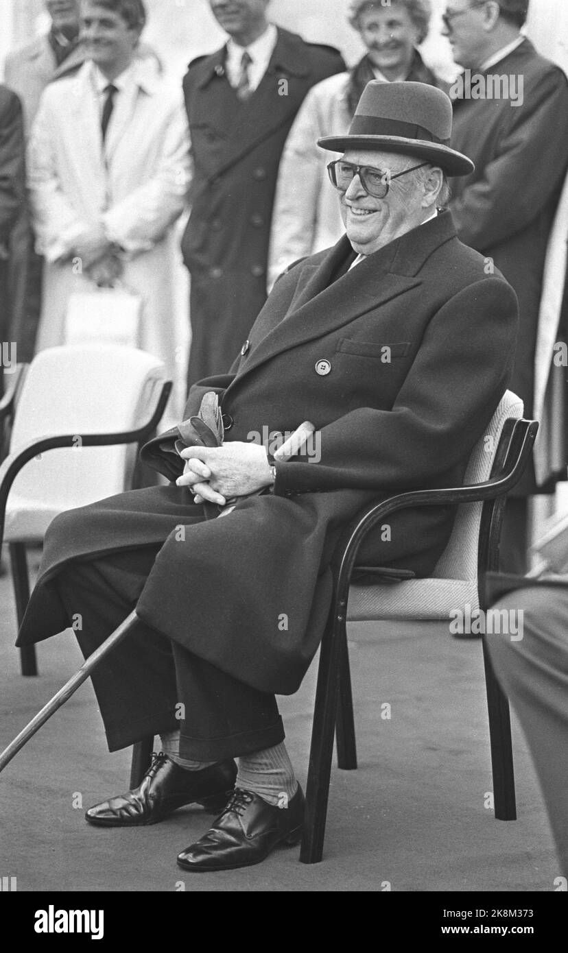 Bergen 19890330. King Olav opens the crane that leads the oil from ...