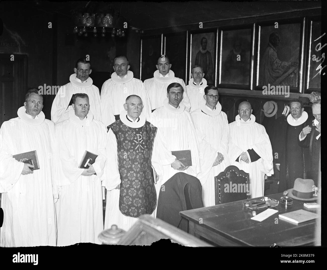 Oslo 19420703. Presteordinasjon i Vår Frelsers kirke. I første rad fra ...