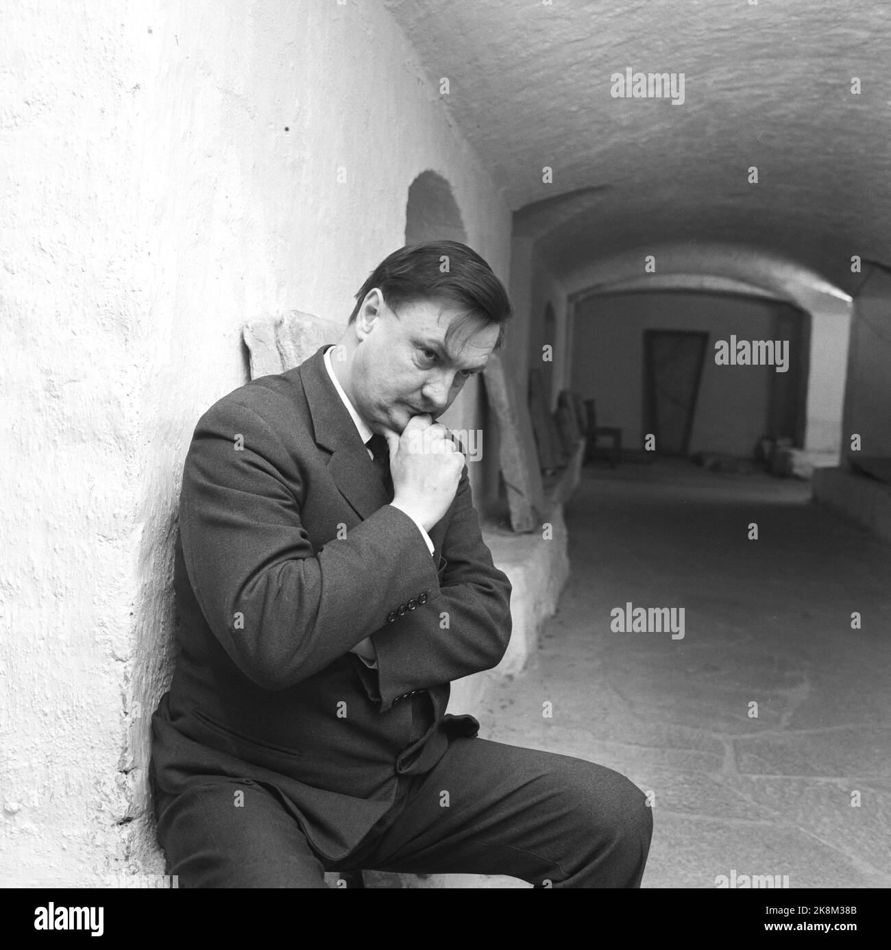 Trondheim 1966. Filosof og kulturhistoriker Jon Medbøe spøkelsesspøk i ...