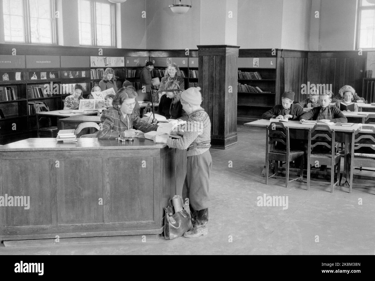 Librarian reading to children Black and White Stock Photos & Images - Alamy