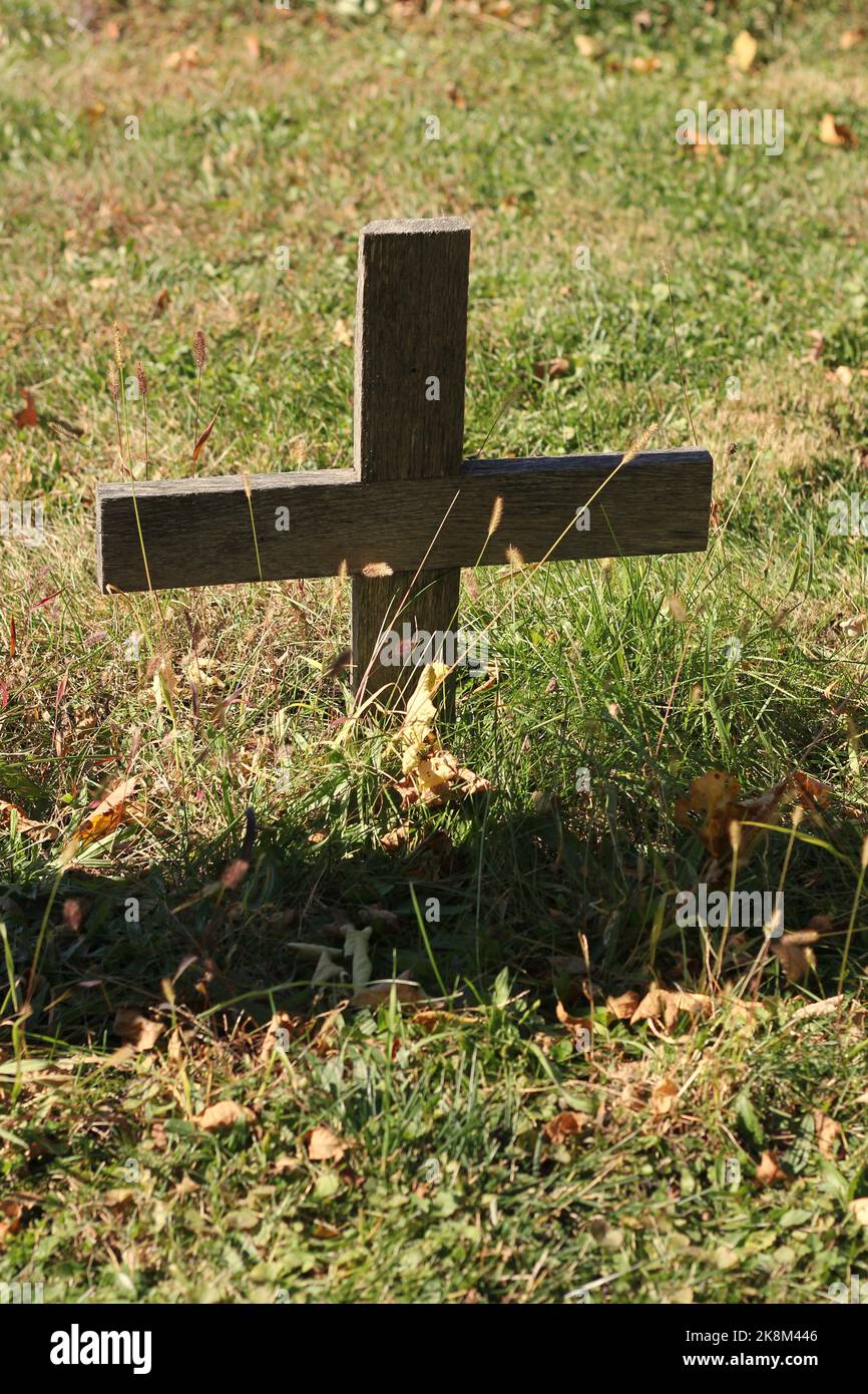 Simple wooden cross marking a grave in the cemetery Stock Photo - Alamy