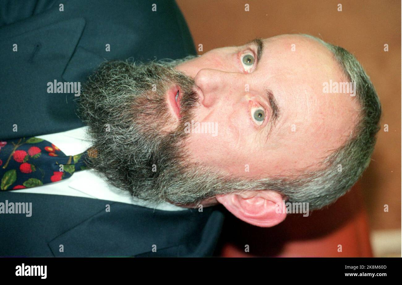 Oslo 19961129: The new planning Minister Bendik Rugaas (Ap) in his office. Photo: Tor Richardsen ...