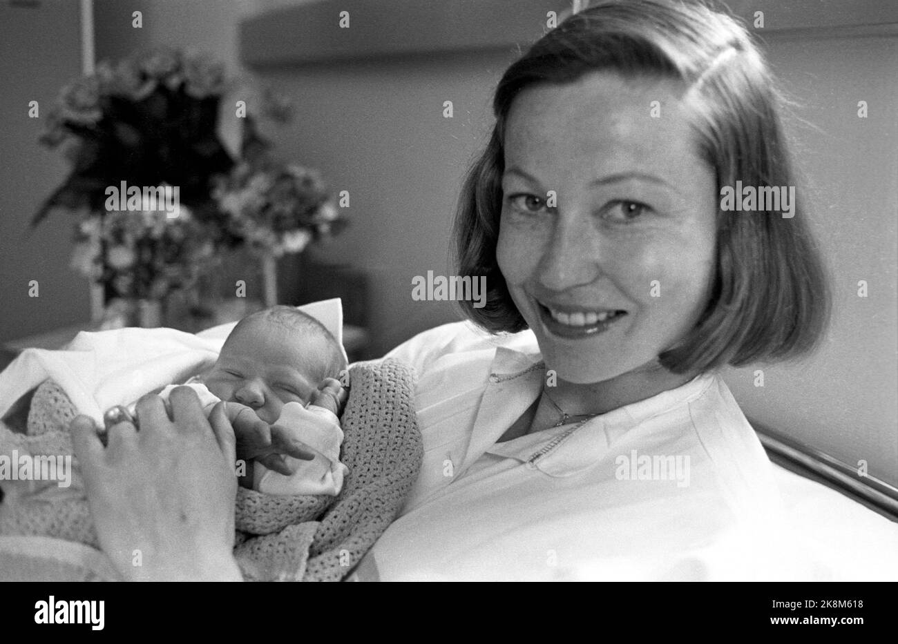 Oslo 1983-06: Kaci Kullmann Five with a newborn son. Storting ...
