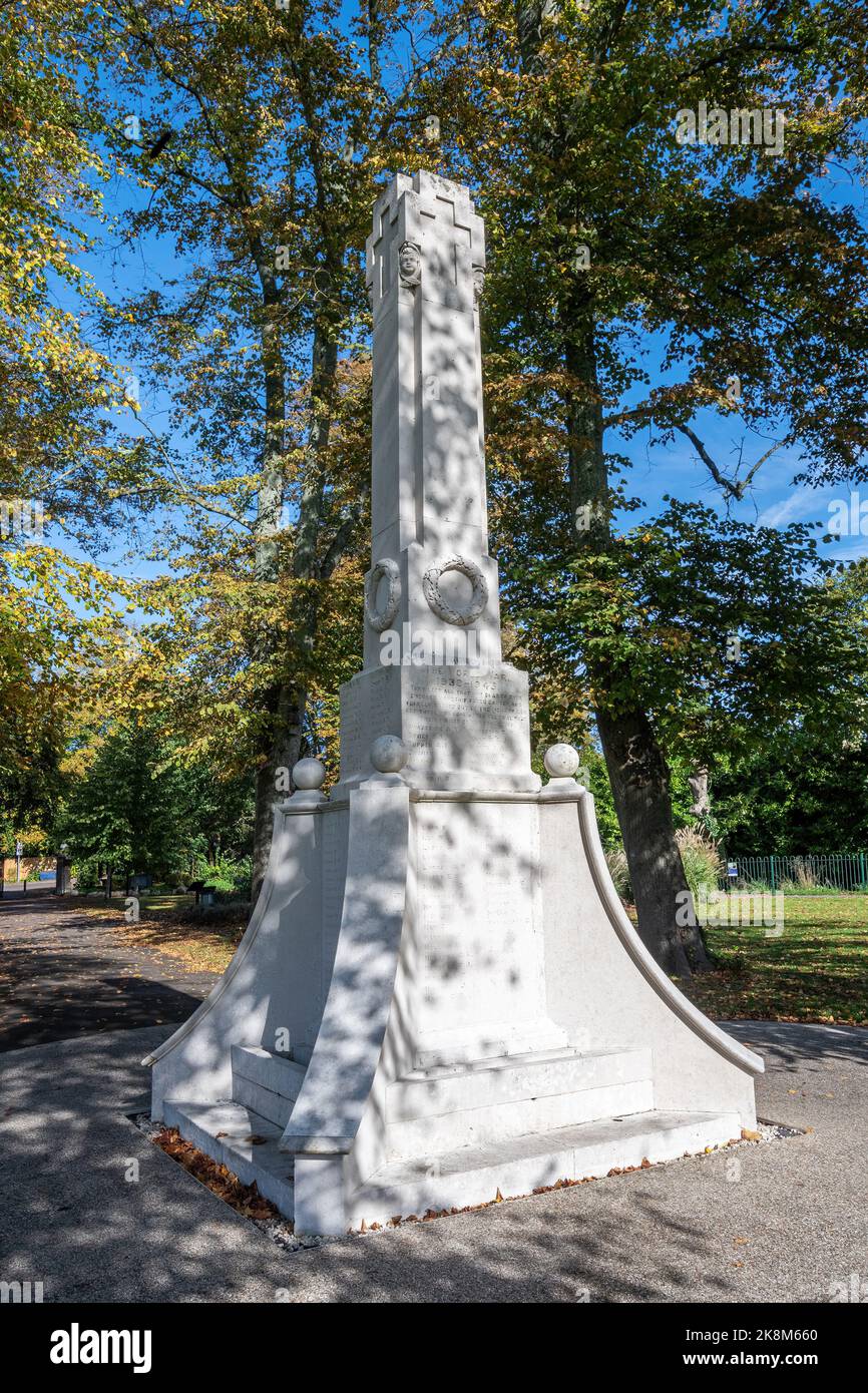 The War Memorial in Romsey town War Memorial Park, Hampshire, England ...