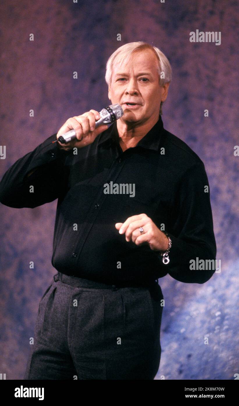 Oslo 19871116: Artist Jan Malmsjø on stage at Chat Noir's 75th ...