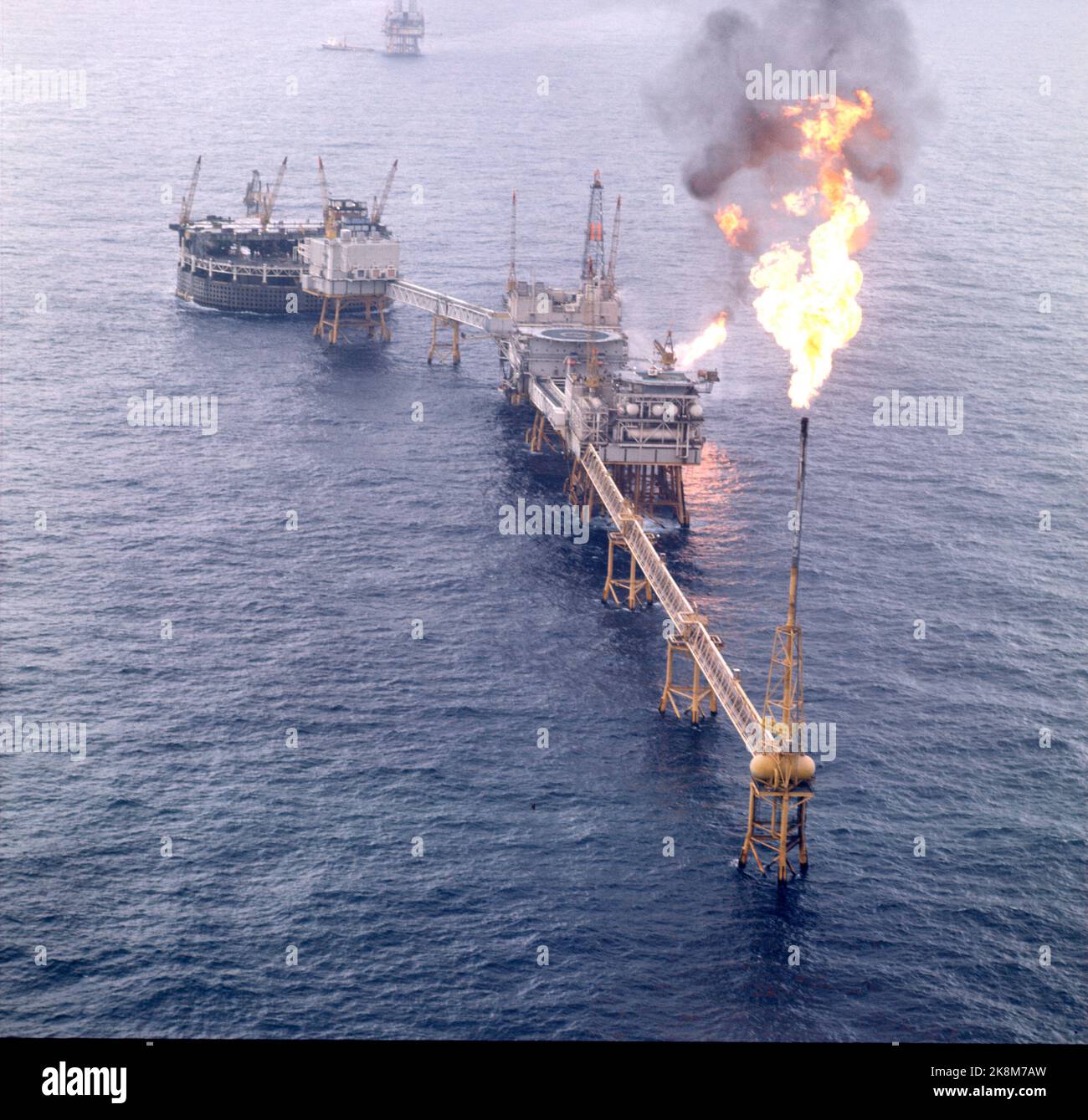 Overview overview oil platforms hi-res stock photography and images - Alamy