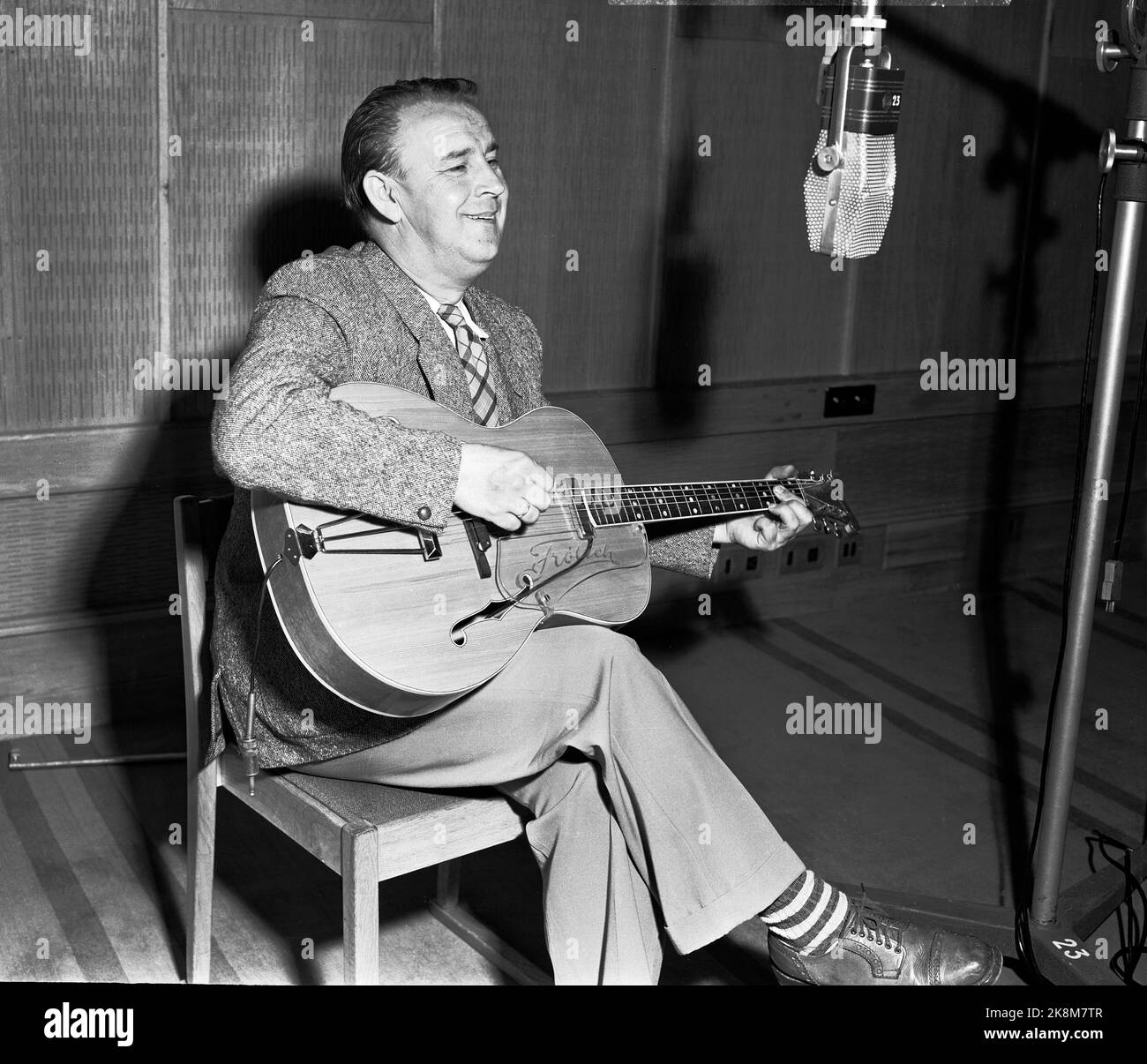 Oslo19530701: The show singer and author Alf Prøysen at the microphone ...