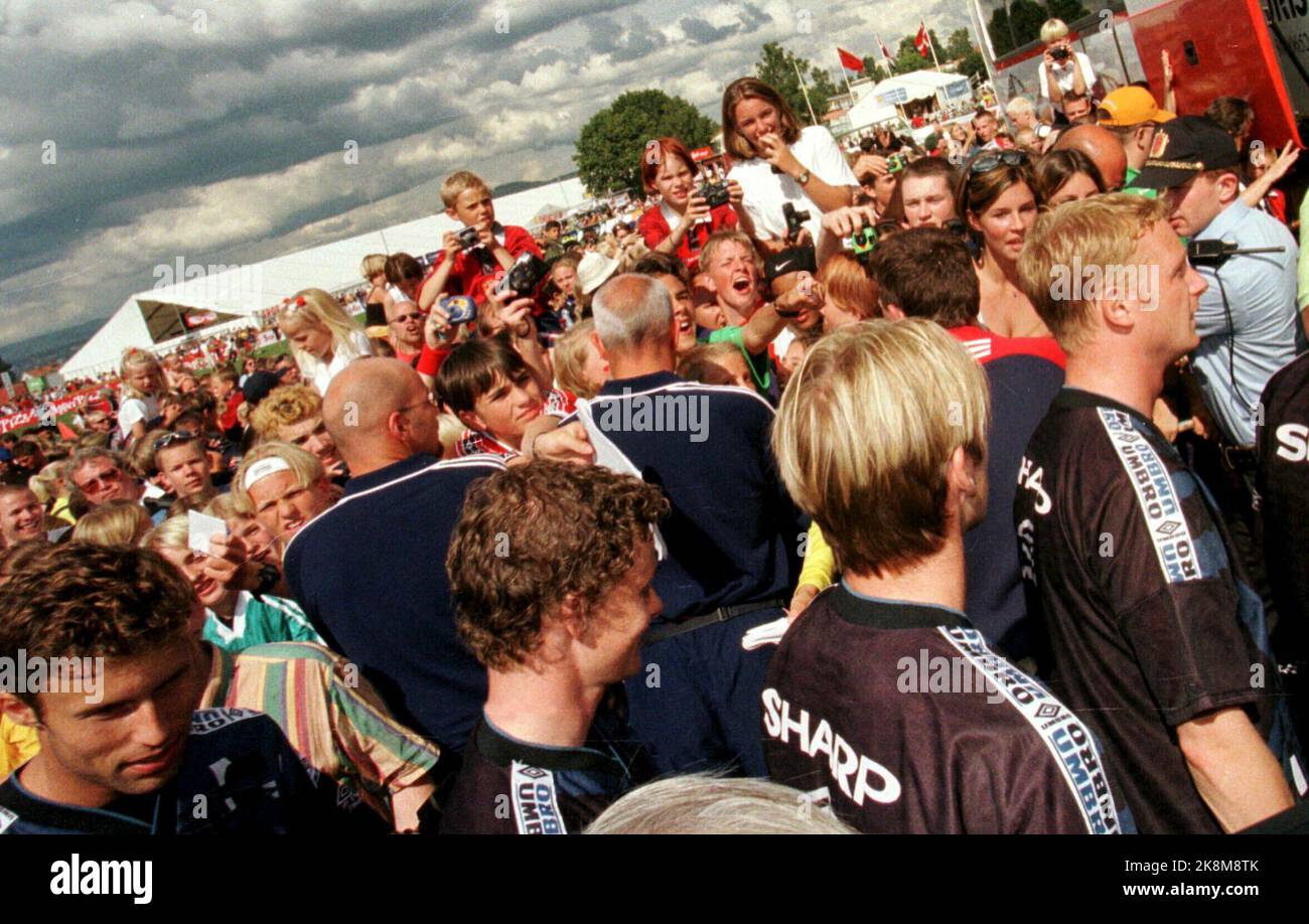 David beckham and steffen iversen scan photo hi-res stock photography ...