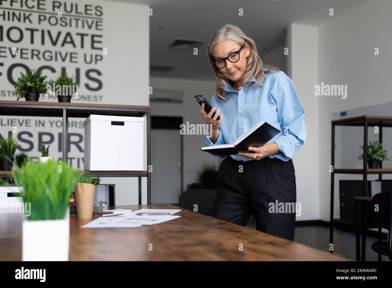 Mobile account management hi-res stock photography and images - Alamy