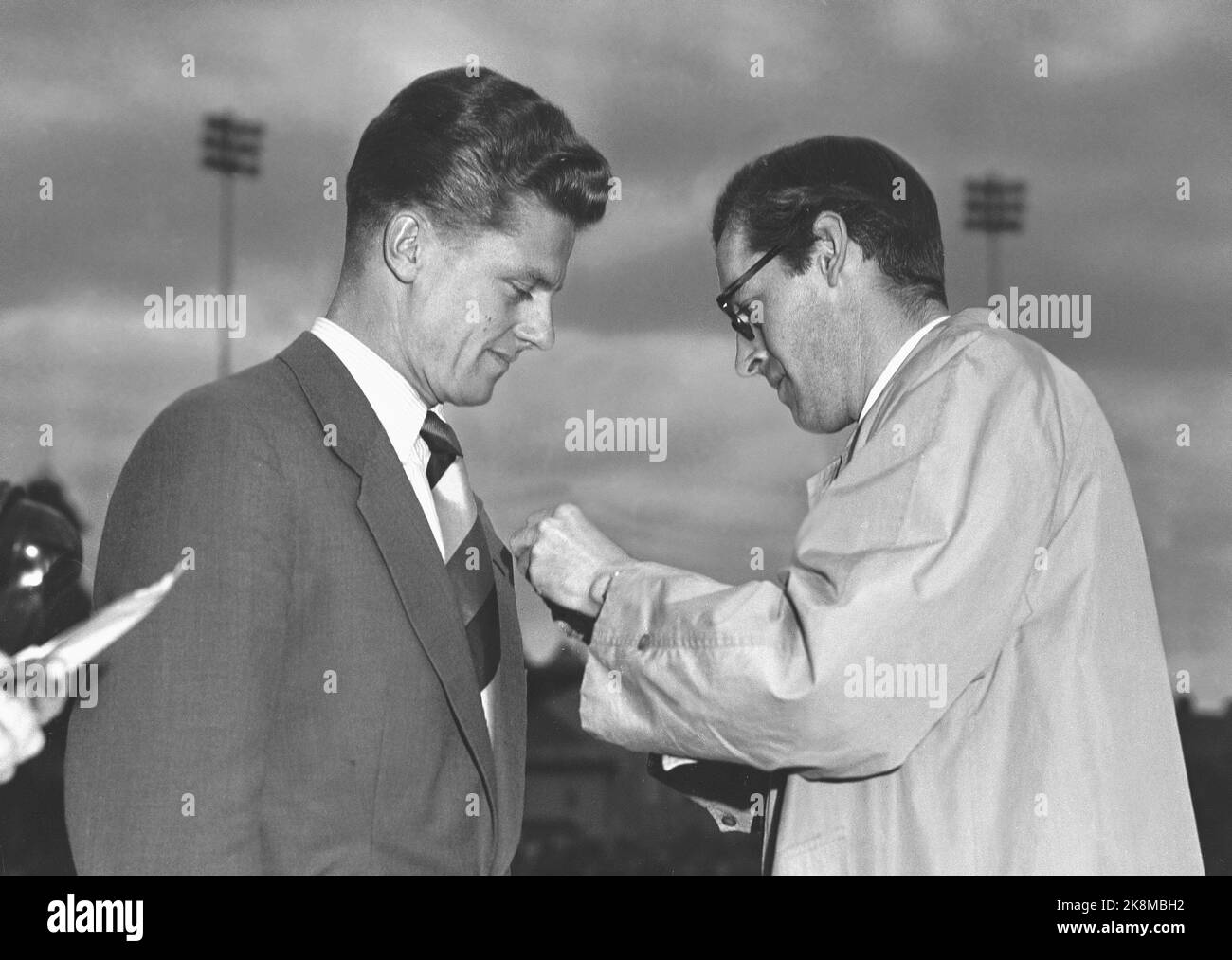 Oslo 19520521. Alpinist Stein Eriksen receives statuette and gold medal ...