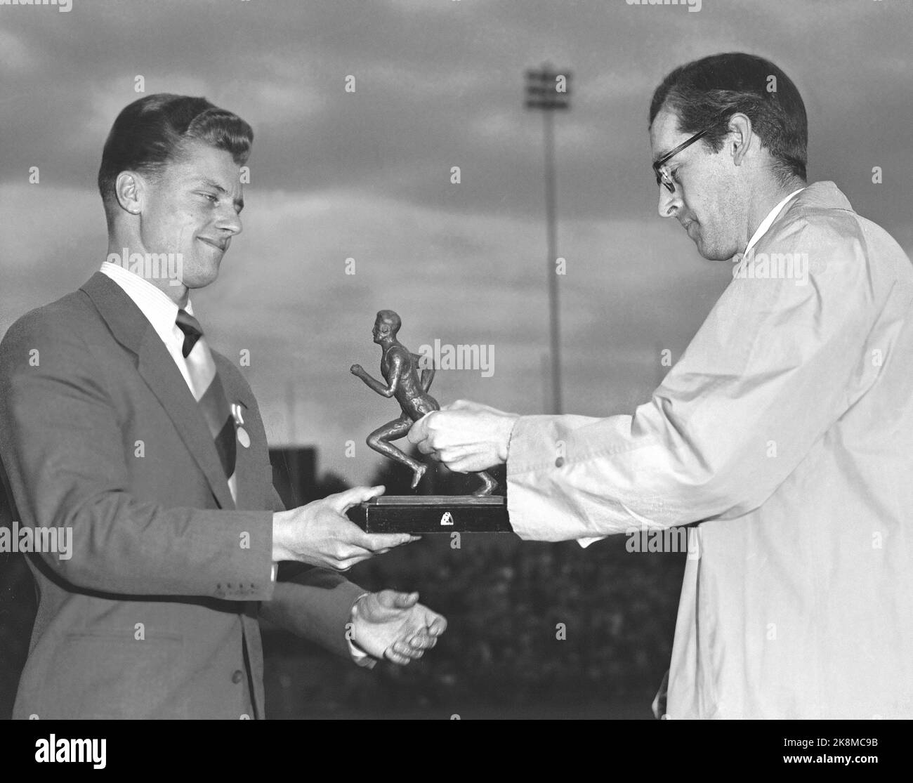 Oslo 19520521. Alpinist Stein Eriksen receives statuette and gold medal ...